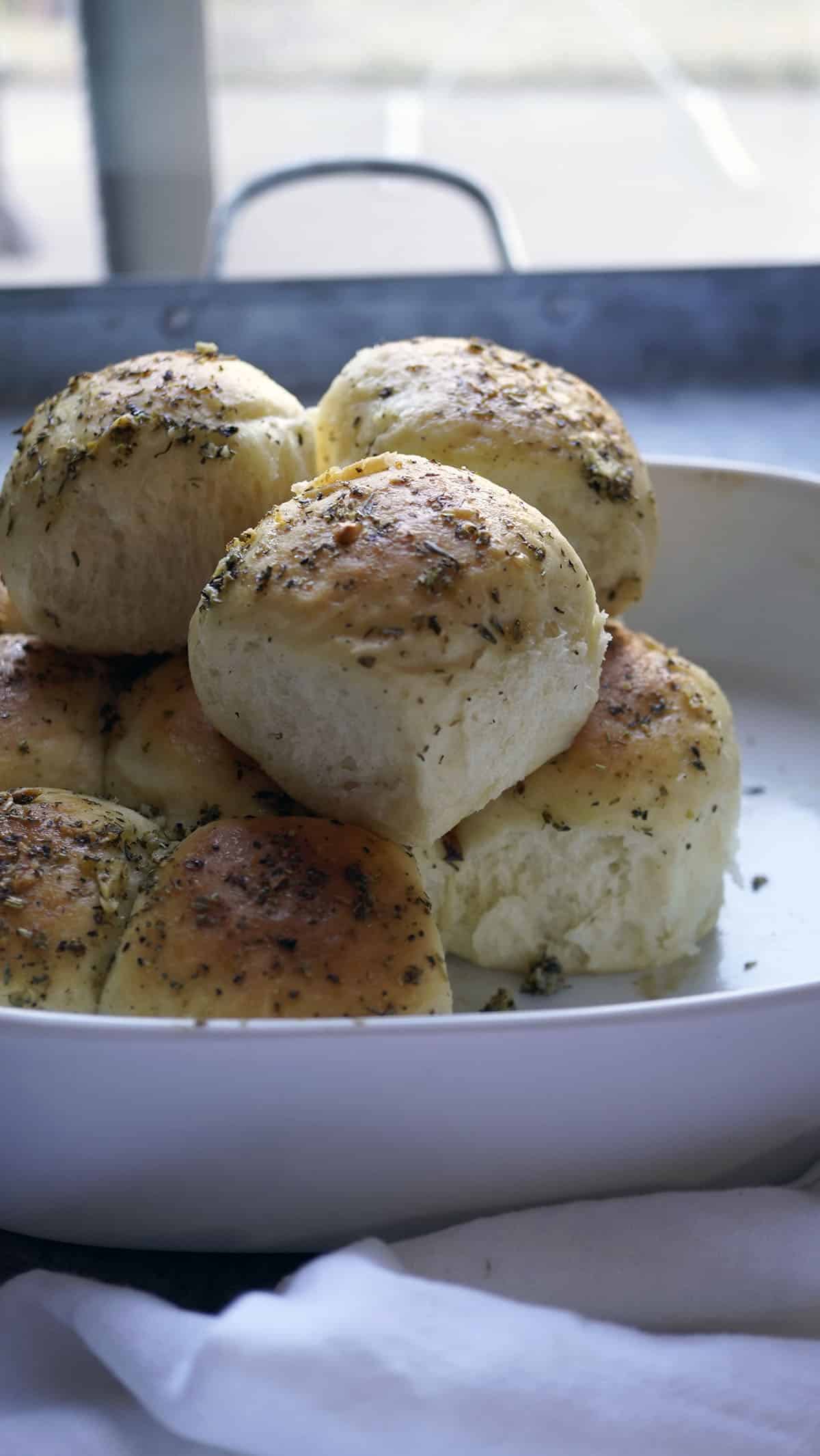 Mozzarella-Stuffed Bread Rolls – The Skinny Pot